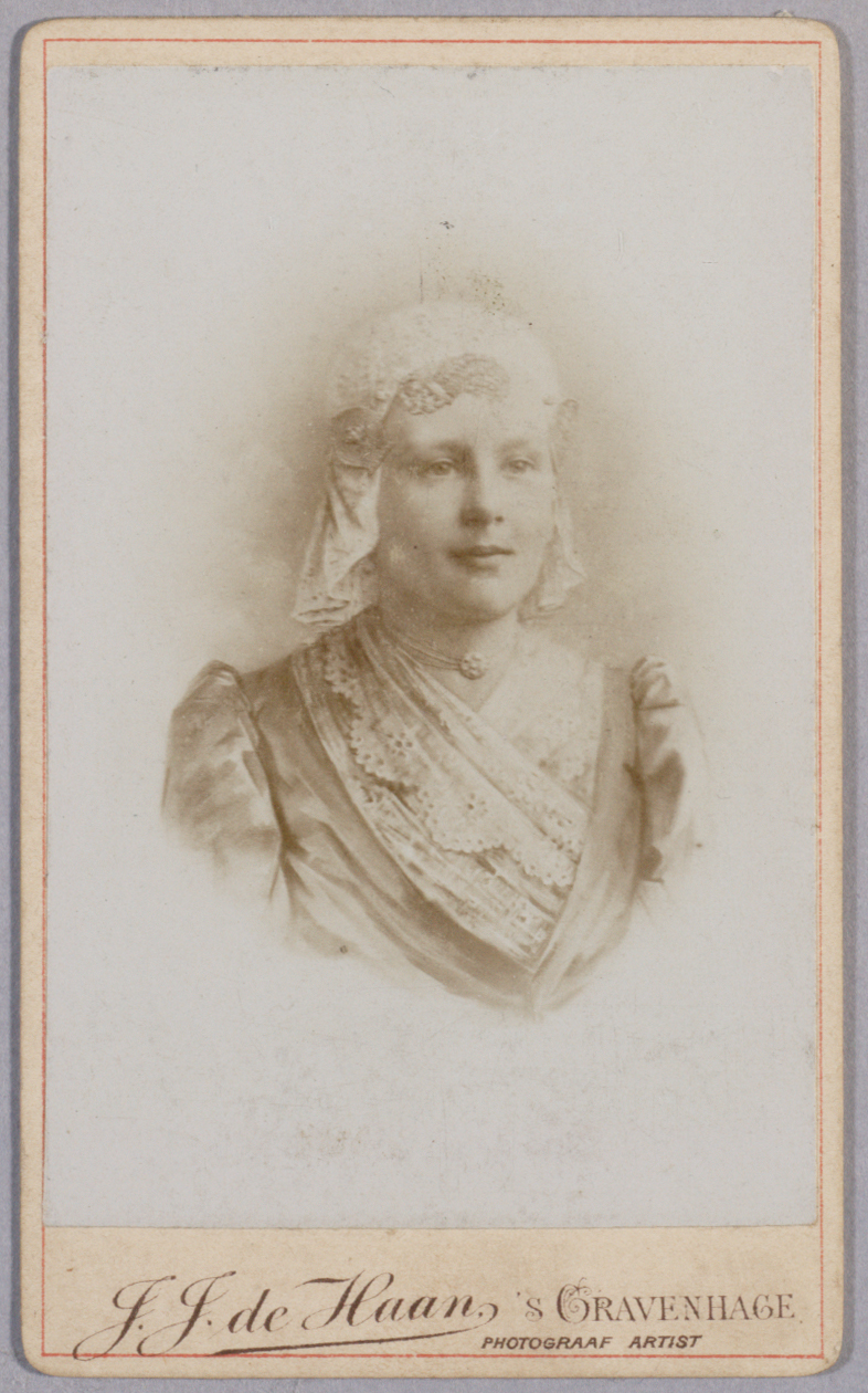 Koningin Welhelmina in Friese klederdracht met oorijzer. Na het ...